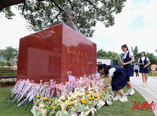 Yuan Longping's statue unveiled at Hunan Agricultural University - Huaihua